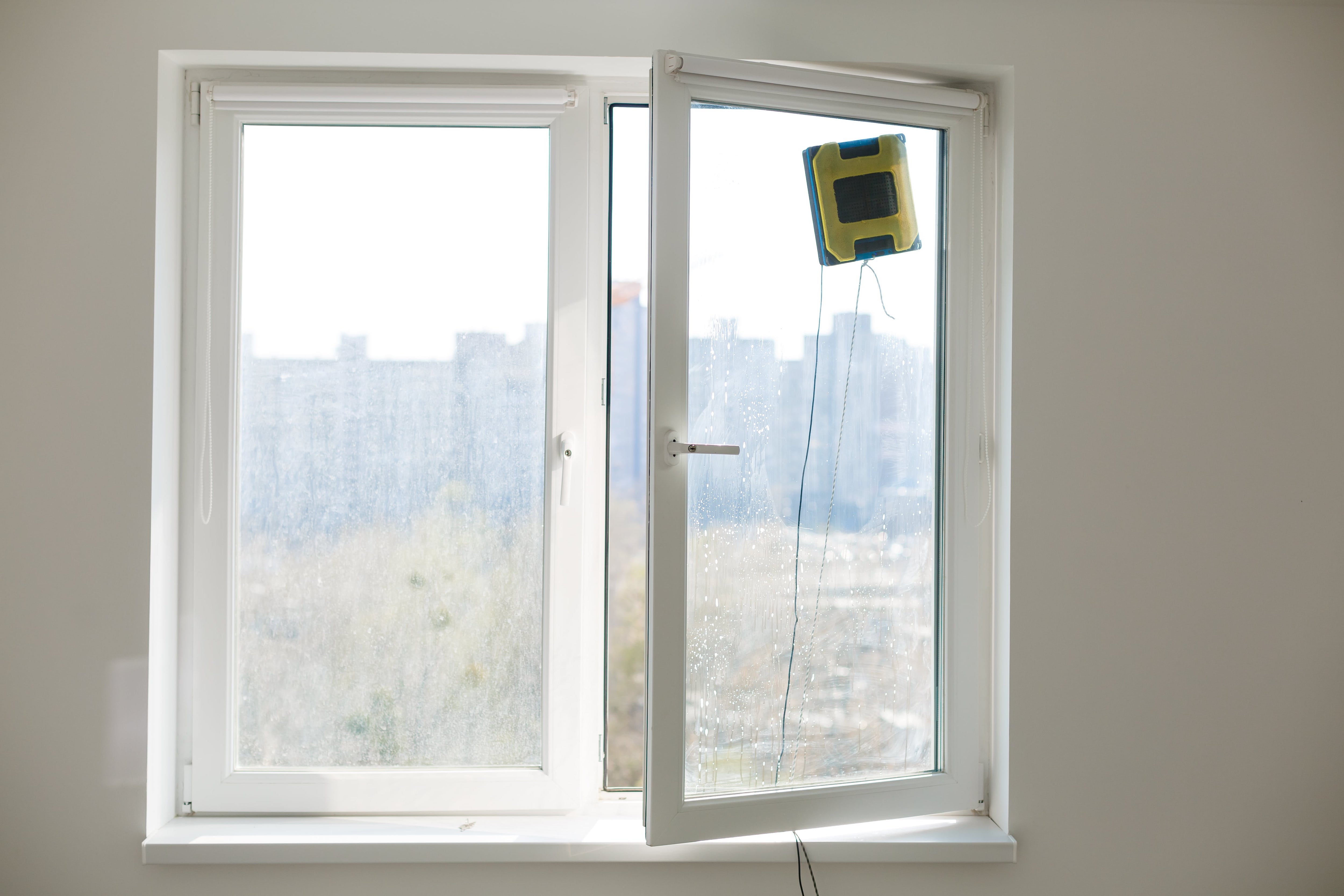 How to Clean Outside Windows [8 Best Ways]